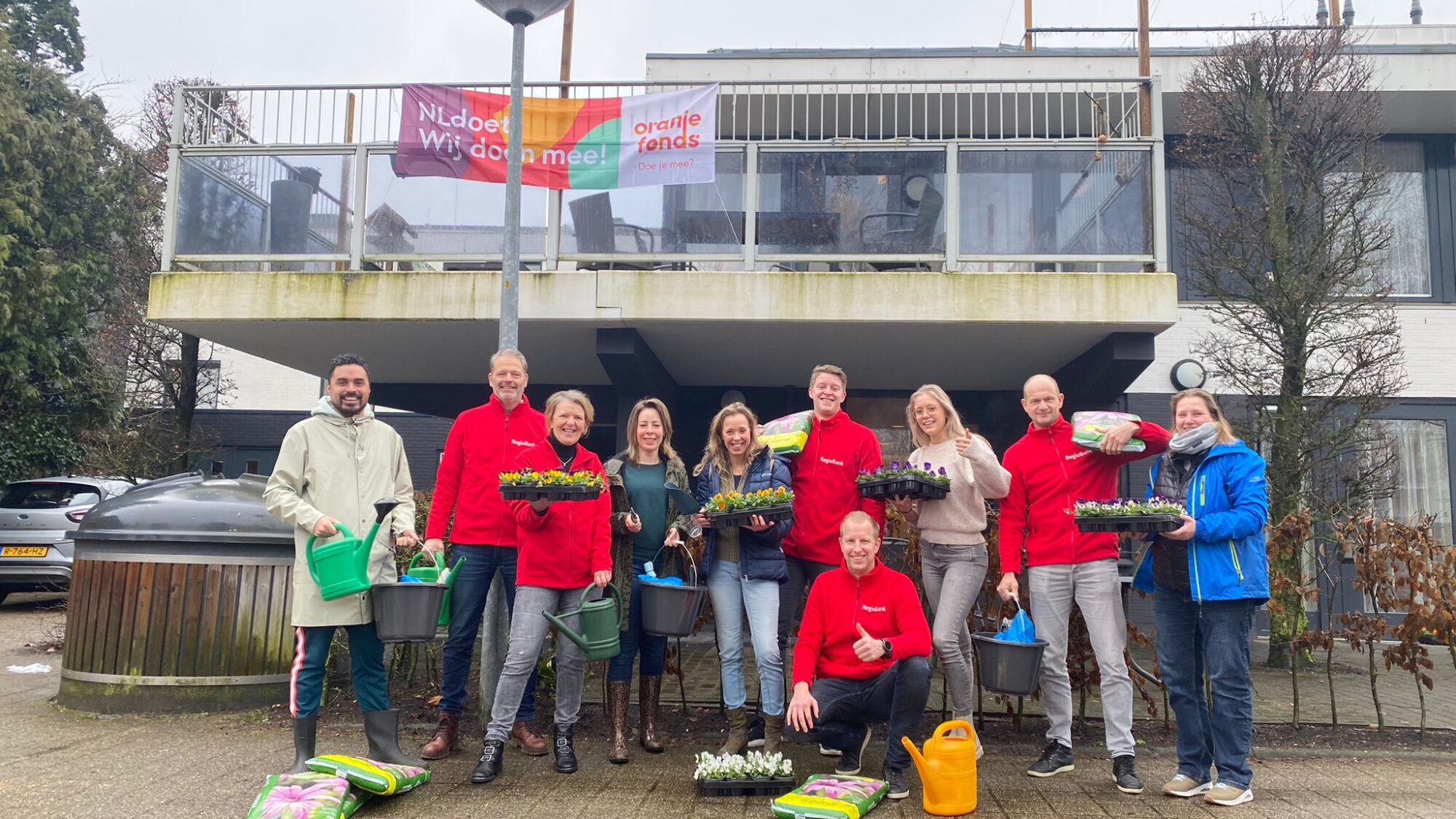 Medewerkers van DBA advies zetten de bloemetjes buiten bij Ruimzicht ...